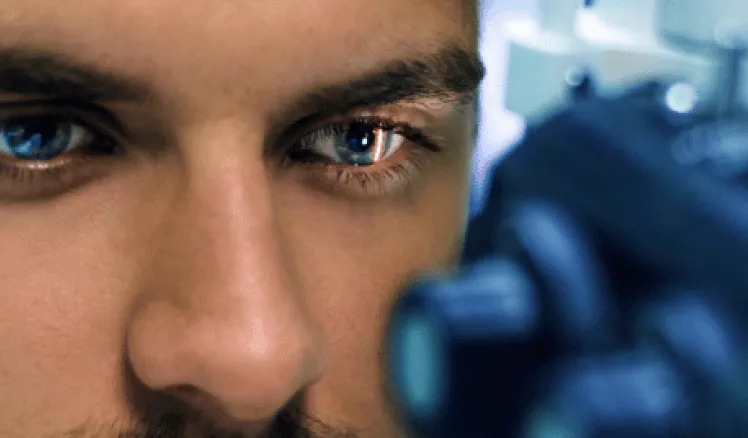 Pantallas y luz azul: riesgos para tu salud ocular